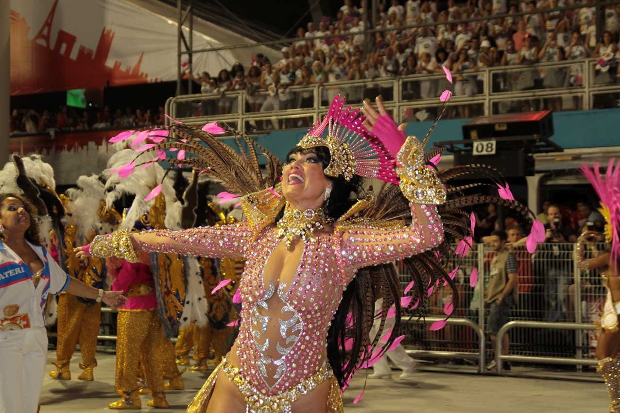 A morena Ellen Roche - ISTOÉ Independente