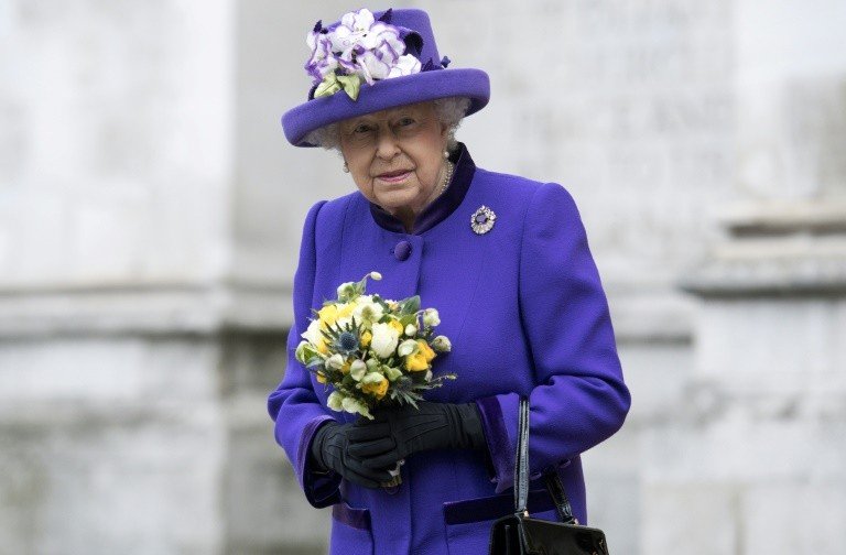Elizabeth II aparece em público pela primeira vez desde forte resfriado ...