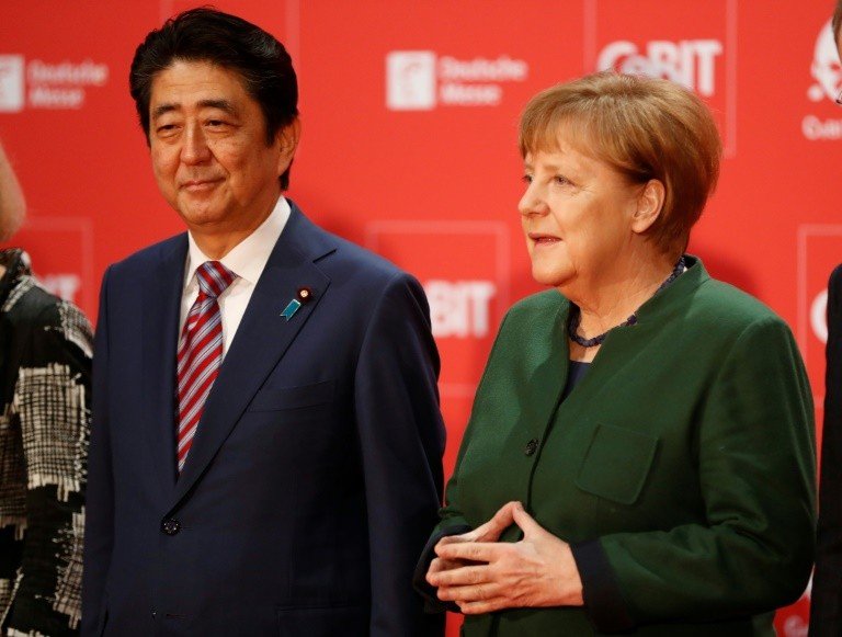 Abe e Merkel defendem livre comércio e mercados abertos - ISTOÉ ...