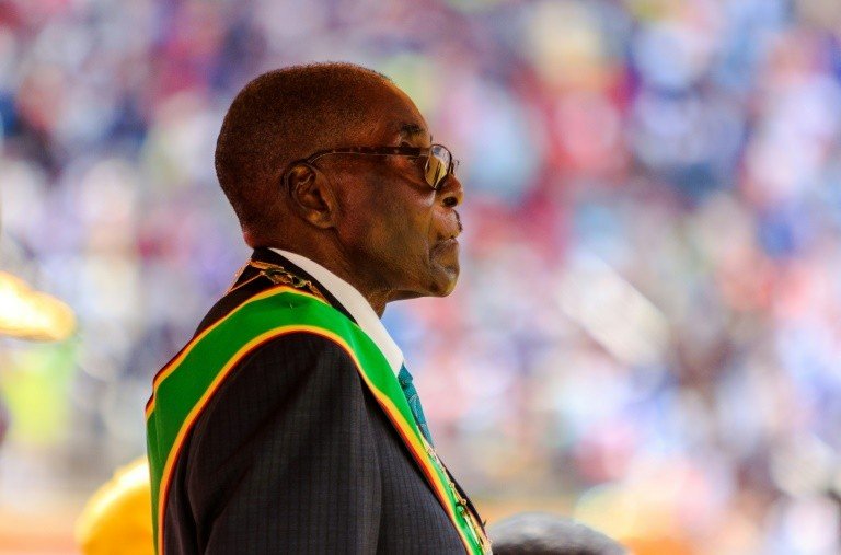Mugabe viaja novamente a Cingapura para exames médicos - ISTOÉ Independente