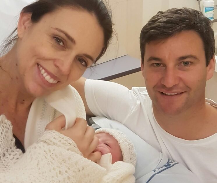 Nasce a filha da primeira-ministra da Nova Zelândia - ISTOÉ Independente