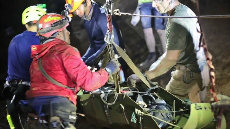 Grupo resgatado em caverna deixa o hospital na próxima semana - ISTOÉ ...