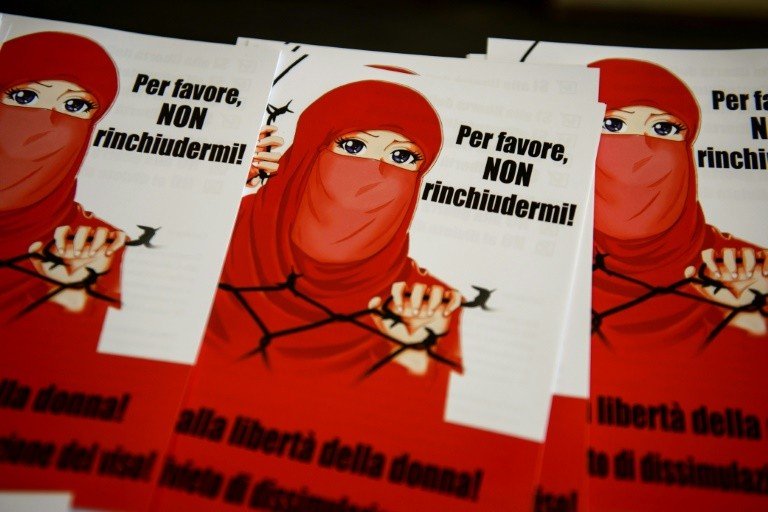 Por esmagadora maioria, cantão suíço vota na proibição da burca - ISTOÉ ...