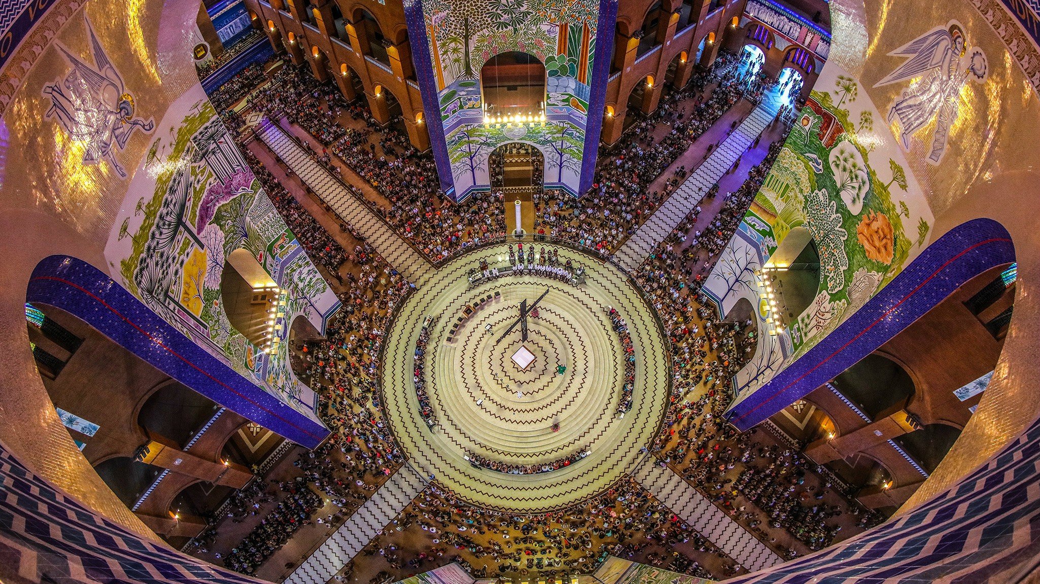 Em Aparecida, 180 mil fiéis rezam por ‘união do Brasil’ - ISTOÉ ...