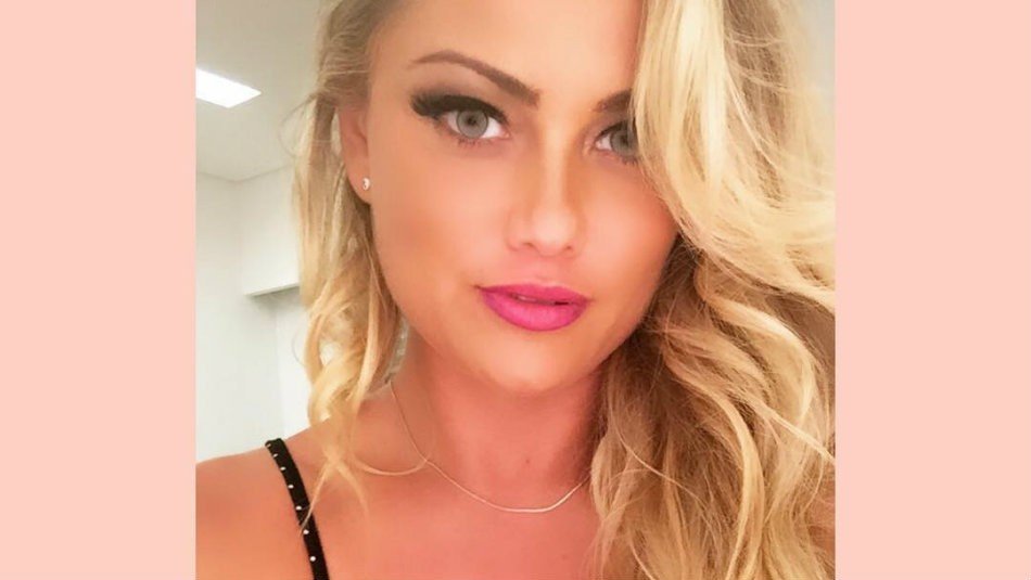 Ellen Rocche posa decotada e recebe elogios dos fãs