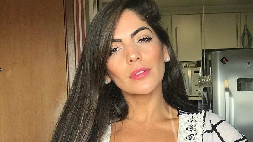 Ex-BBB Anamara posa com decotão, exibe marquinha de biquíni e recebe elogios