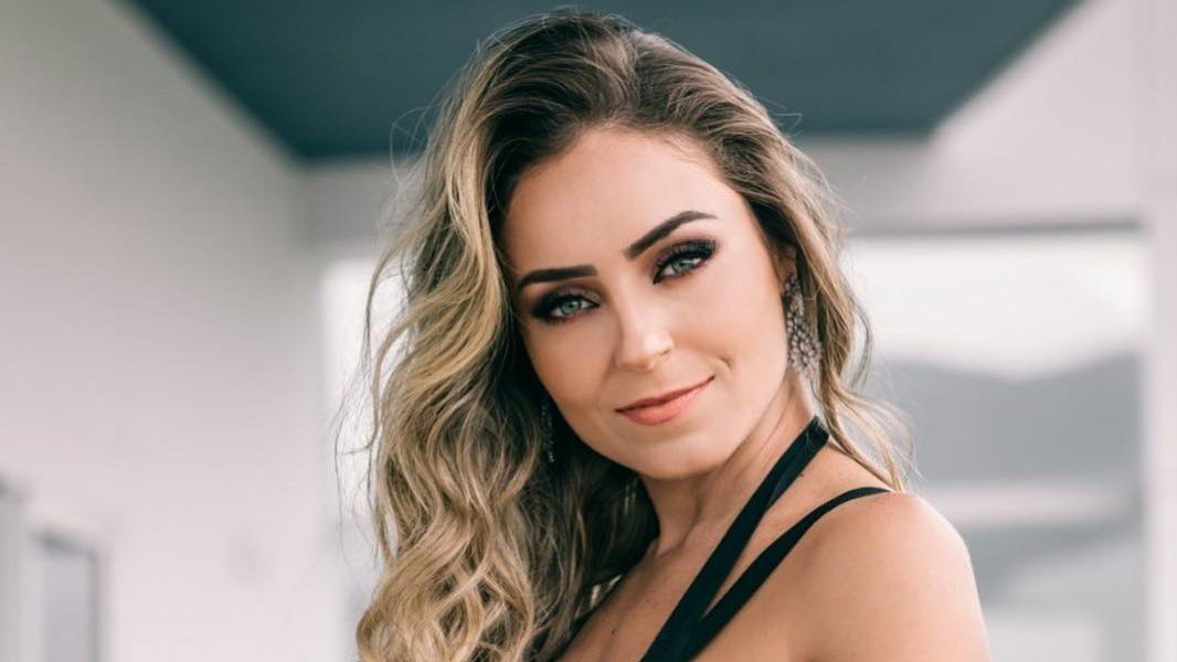 Campeã do BBB 19, Paula posta foto com namorado, recebe críticas e ...