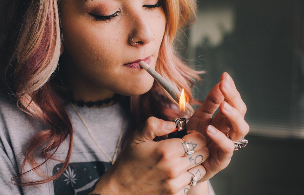 Após ataques de vômito, mulher descobre doença por fumar maconha ...