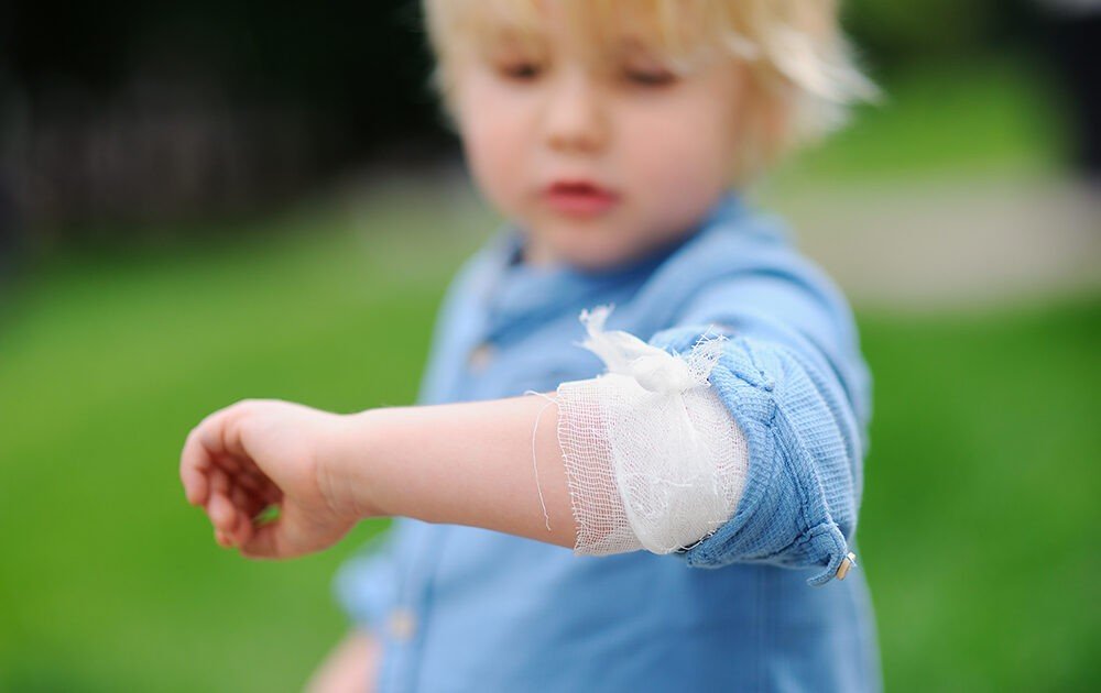 Mãe salva vida do filho após notar pequeno machucado no braço dele ...