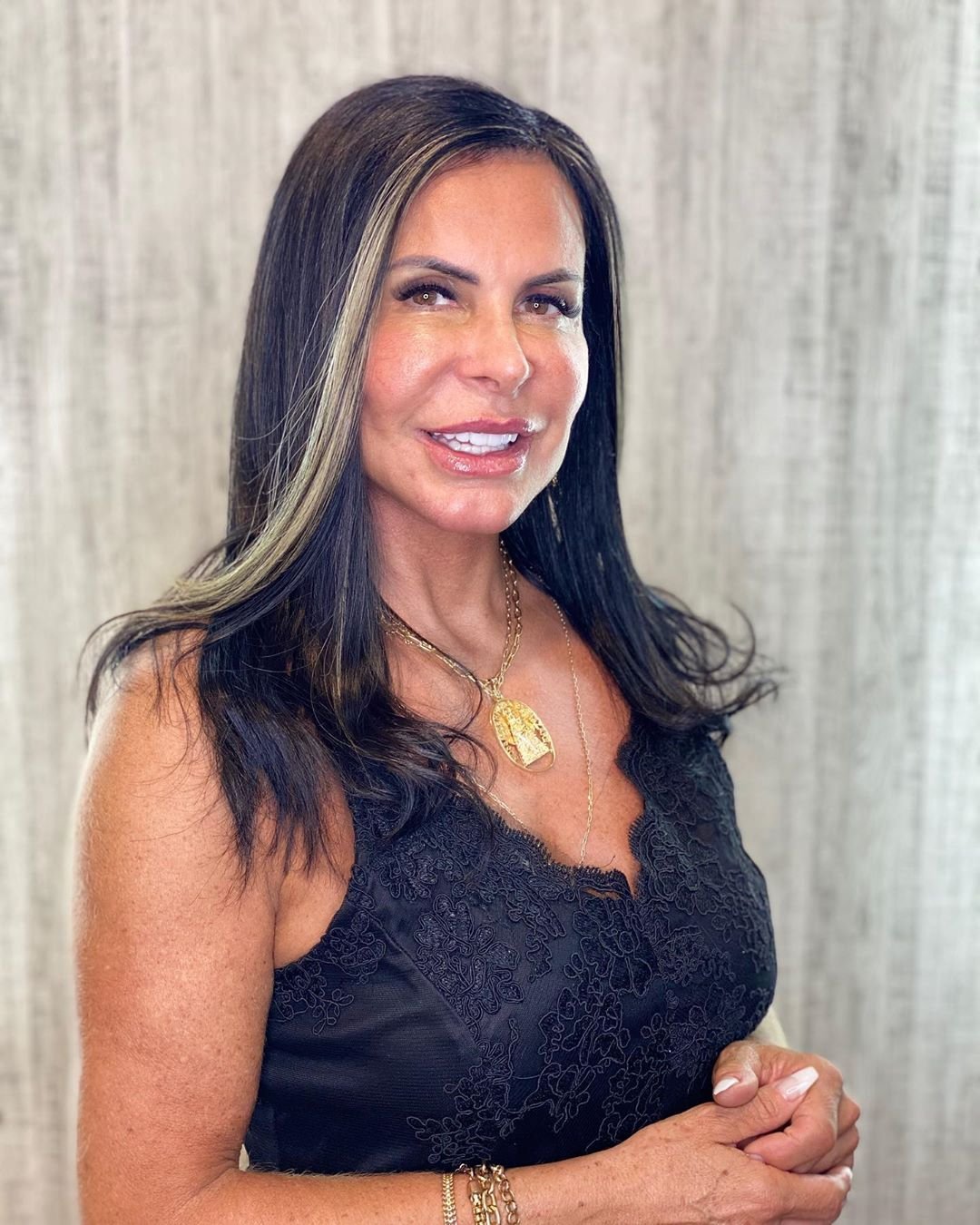 Gretchen muda visual, surge com mechas loiras e diz ter se inspirado em ...