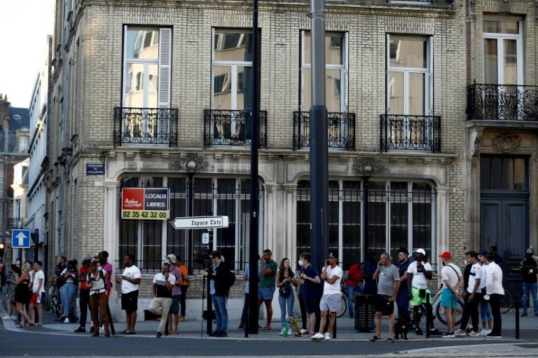 Homem se entrega após fazer reféns em banco da França - ISTOÉ Independente
