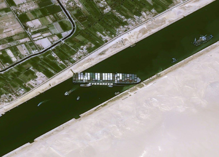 EUA prontos para ajudar a desbloquear o Canal de Suez - ISTOÉ Independente