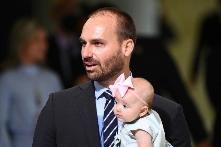 Filho de Bolsonaro cria nova polêmica sobre uso de máscara - ISTOÉ ...