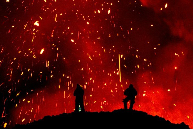 Erupção vulcânica no Extremo-Oriente russo atrai turistas - ISTOÉ ... Erupção vulcânica no Extremo-Oriente russo atrai turistas - ISTOÉ ...