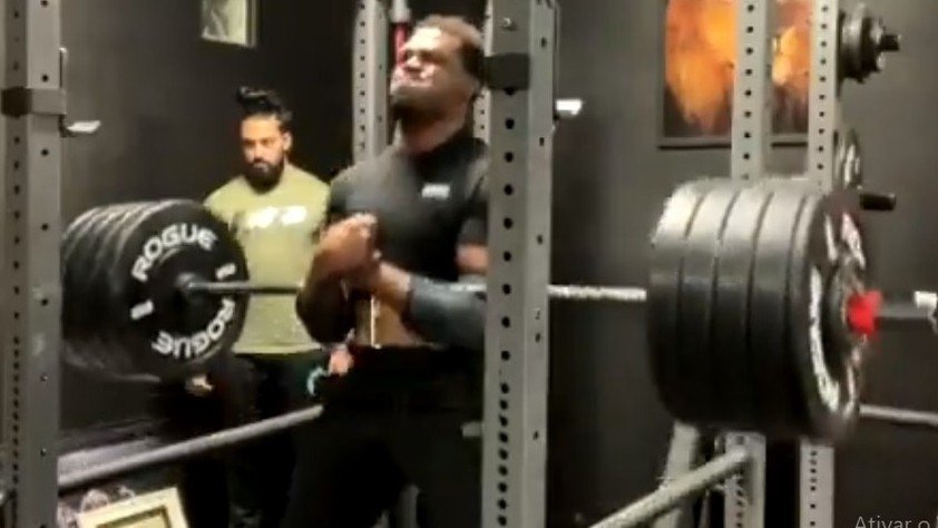 Jon Jones levanta quase 200kg durante treino para estreia no peso ...