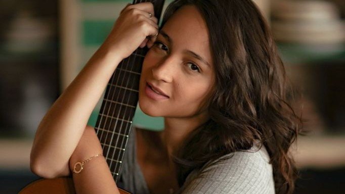 Conheça a cantora e compositora Bárbara Dias, promessa da nova MPB ...