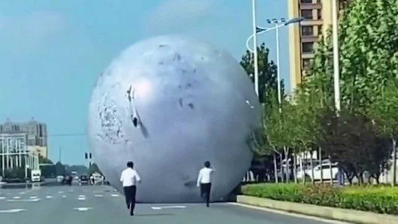 Vídeo: ‘Lua’ decorativa fica fora de controle e escapa por rua durante ...