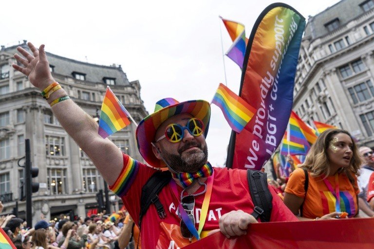 Reino Unido recebe 29 afegãos da comunidade LGBTQ+ - ISTOÉ Independente