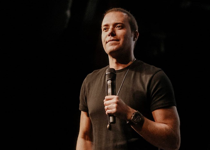 Pastor André Valadão é acusado de homofobia e gordofobia e de ser ...
