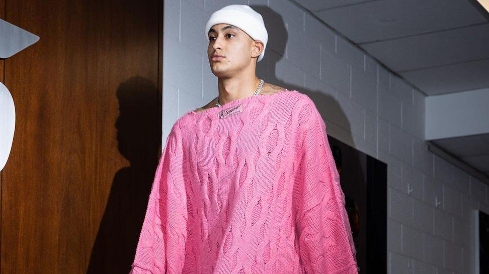 Ex-companheiro de Lebron James é alvo de piadas após usar ‘suéter ...