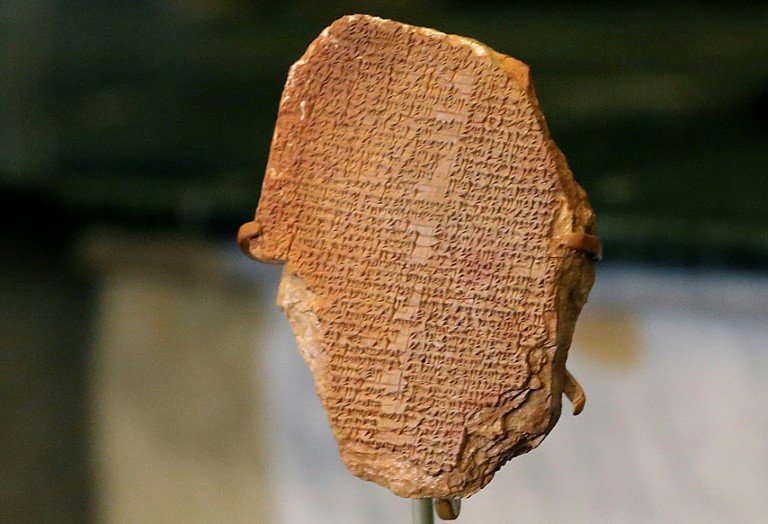 Tablete de argila de 3.500 anos com fragmento da Epopeia de Gilgamesh é ...