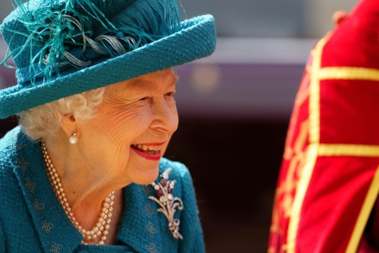 Elizabeth II cancela grande almoço de Natal devido à variante ômicron ...