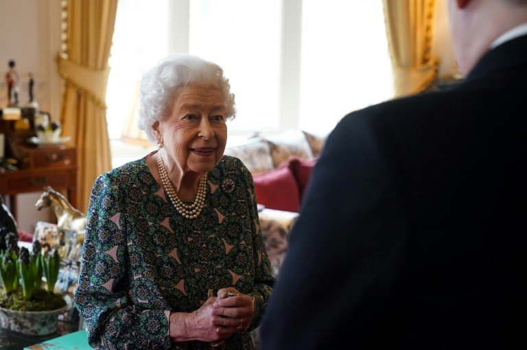 Elizabeth II reconhece dificuldade para ‘se mover’ - ISTOÉ Independente