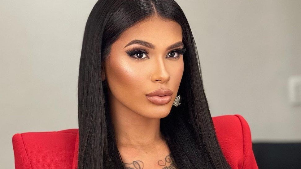 Pocah aparece belíssima em modelito todo vermelho - ISTOÉ Independente