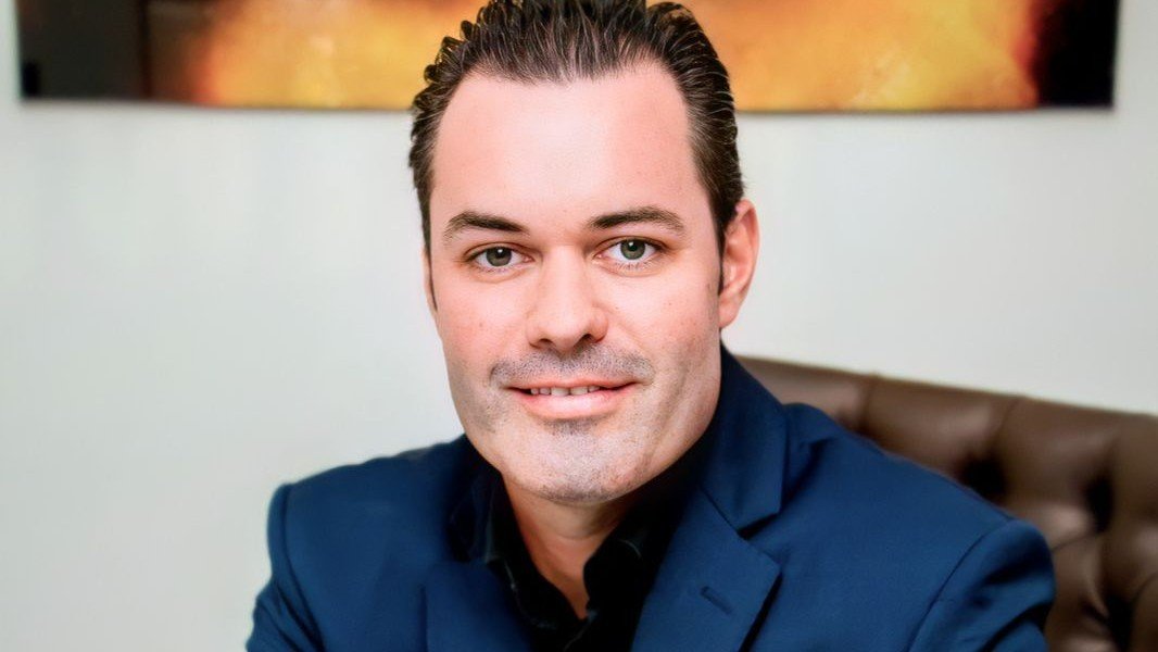 Cirurgião Rogério Capobianco explica procedimento estético que está em ...