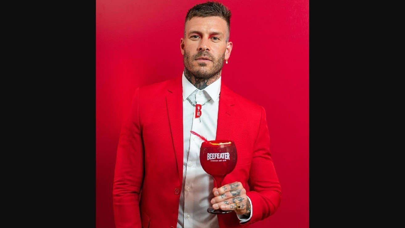 De vermelho, Mateus Verdelho dá detalhes de look para o Baile da Vogue ...