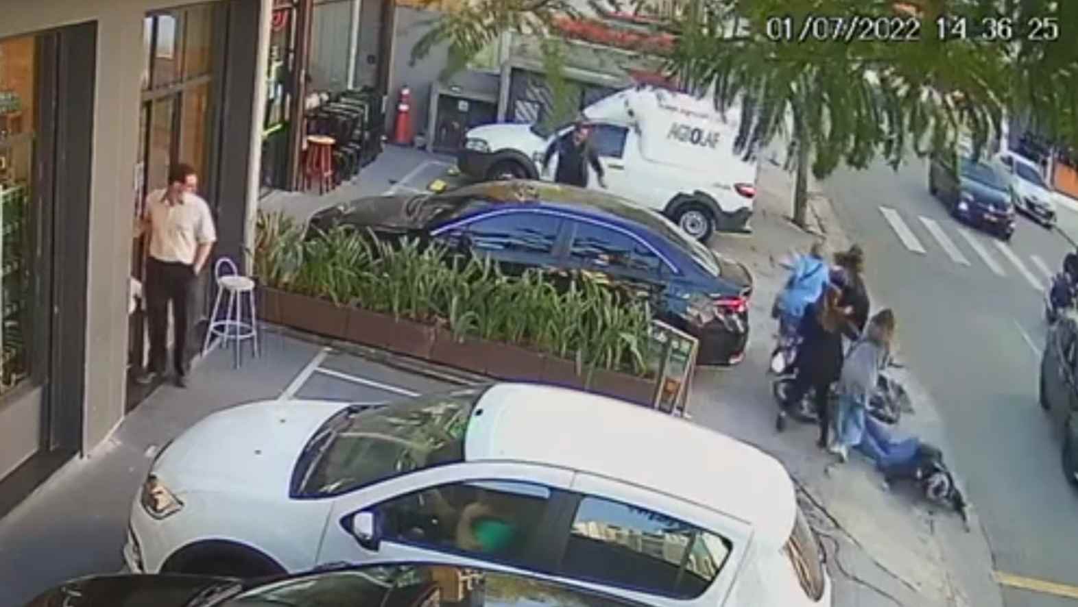 Vídeo Motorista De Aplicativo Percebe Roubo E Atropela Suspeito Em Uma
