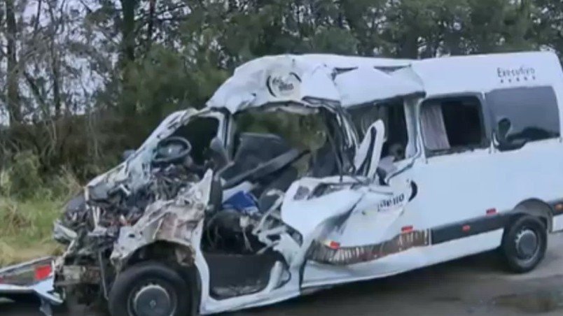 Acidente entre van e caminhão deixa sete mortos no Paraná - ISTOÉ ...
