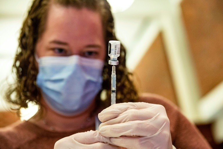 EUA autoriza nova versão de vacinas anticovid da Pfizer e Moderna ...