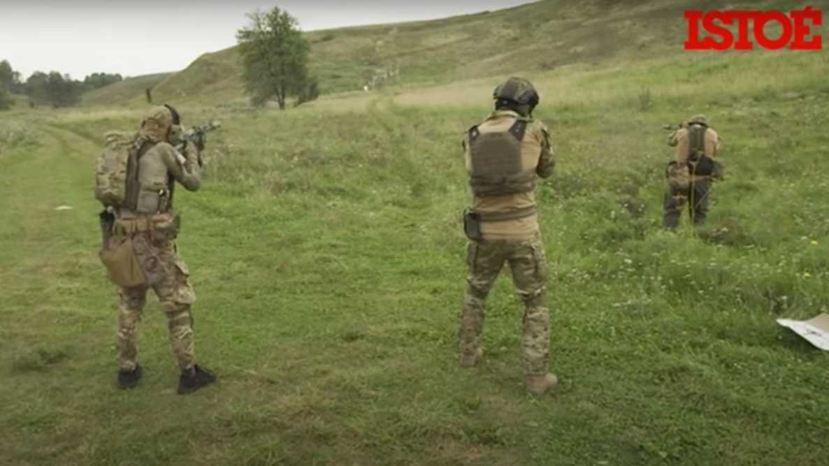 Vídeo: Voluntários chechenos reforçam tropas ucranianas no campo de ...