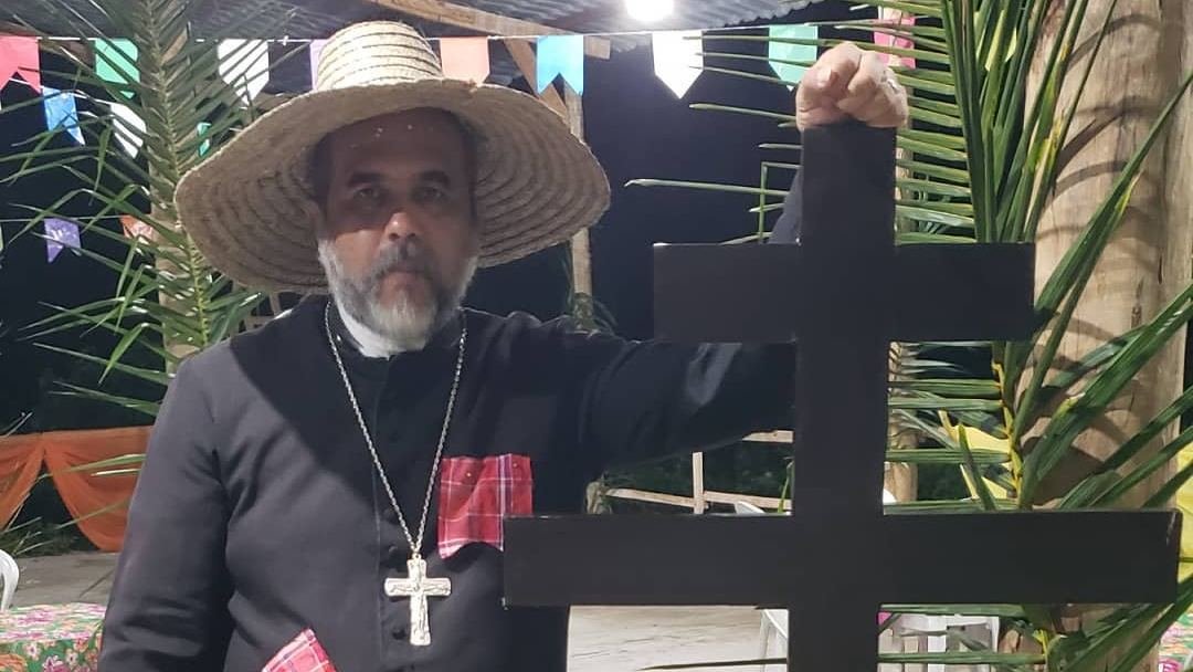 Candidato com insígnias e trajes religiosos: Padre Kelmon é um ...