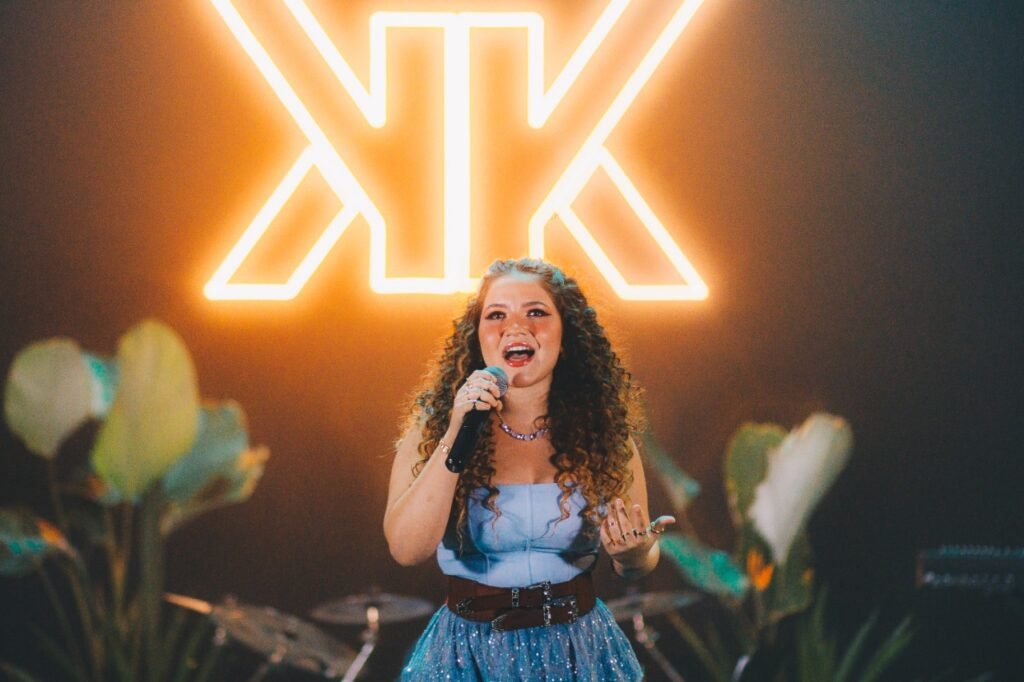Karol Kailler lança novo single ‘Beijando de Olhos Abertos’ - ISTOÉ ...