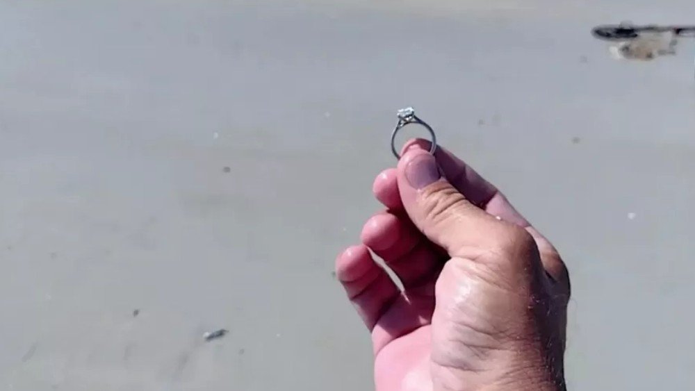 EUA: Homem encontra aliança de casamento de R$ 200 mil e devolve aos ...