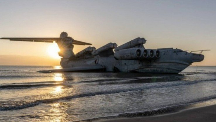 Avião-barco de guerra da era soviética que está abandonado em praia ...