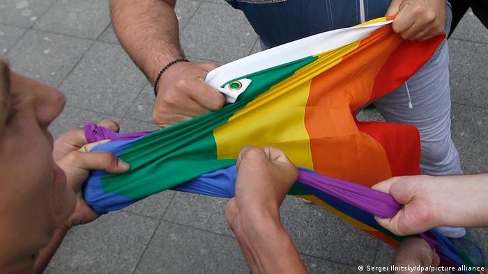 Rússia aprova projeto mais severo contra população LGBTQ Rússia aprova projeto mais severo contra população LGBTQ