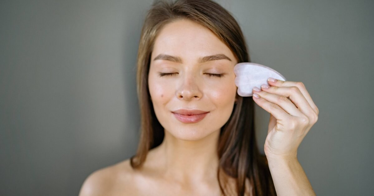 Massagem linfática facial pode desinchar e melhorar aparência; aprenda ...
