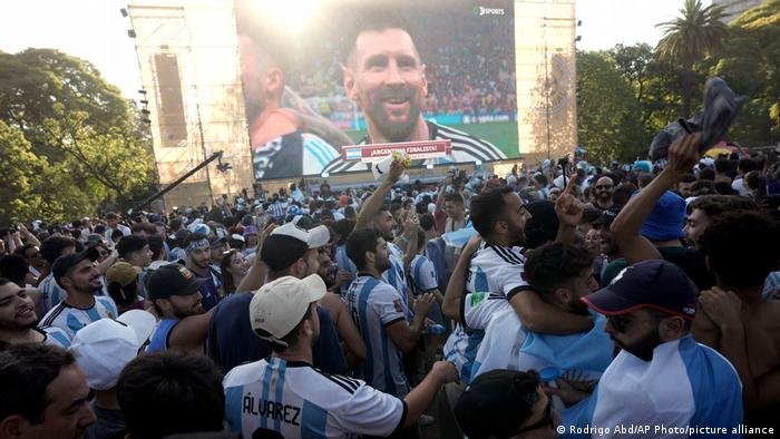 Como a Copa pode impulsionar a economia do país vencedor - ISTOÉ ...