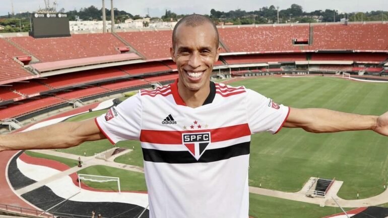 Aos 38 anos, zagueiro Miranda anuncia aposentadoria do futebol Aos 38 anos, zagueiro Miranda anuncia aposentadoria do futebol
