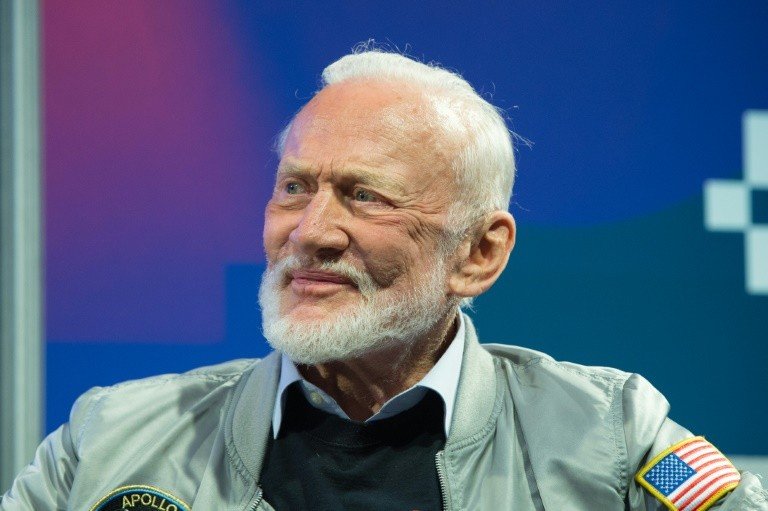 Buzz Aldrin, segunda pessoa a pisar na Lua, casa aos 93 anos - ISTOÉ Independente