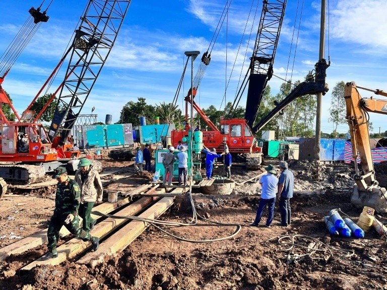 Corpo de menino que caiu em buraco é resgatado no Vietnã Corpo de menino que caiu em buraco é resgatado no Vietnã