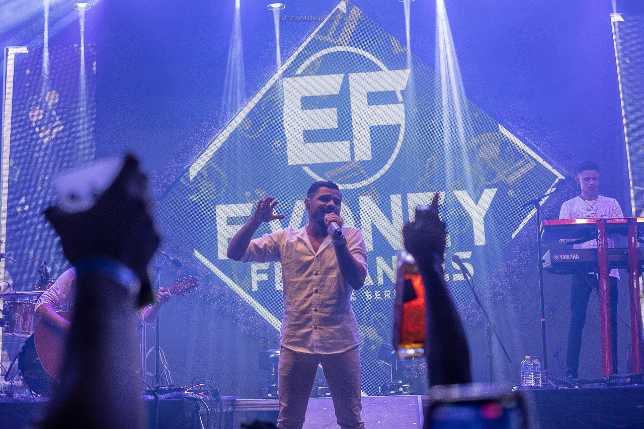 Humorista e cantor revelação, Evoney Fernandes alcança milhões de plays ...