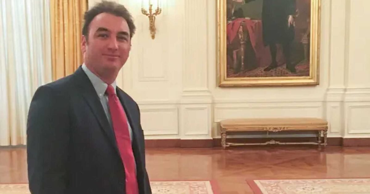 Vereador nos EUA renuncia após ser flagrado com cocaína escondida no ...