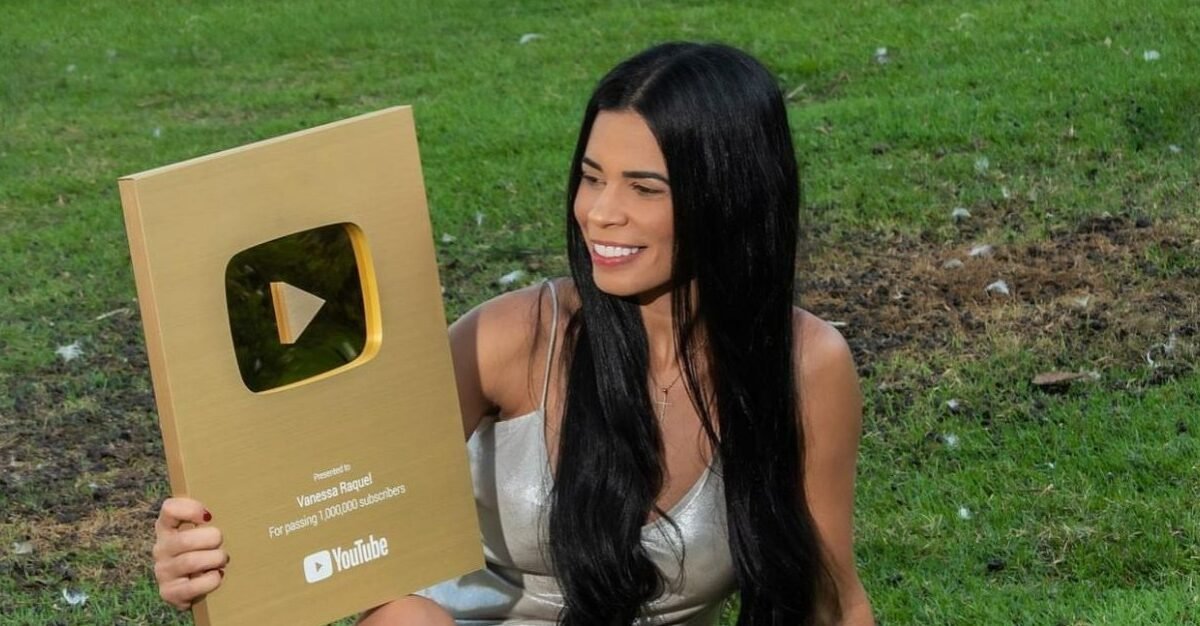 Vanessa Raquel comemora placa de 1 milhão de inscritos no Youtube ...