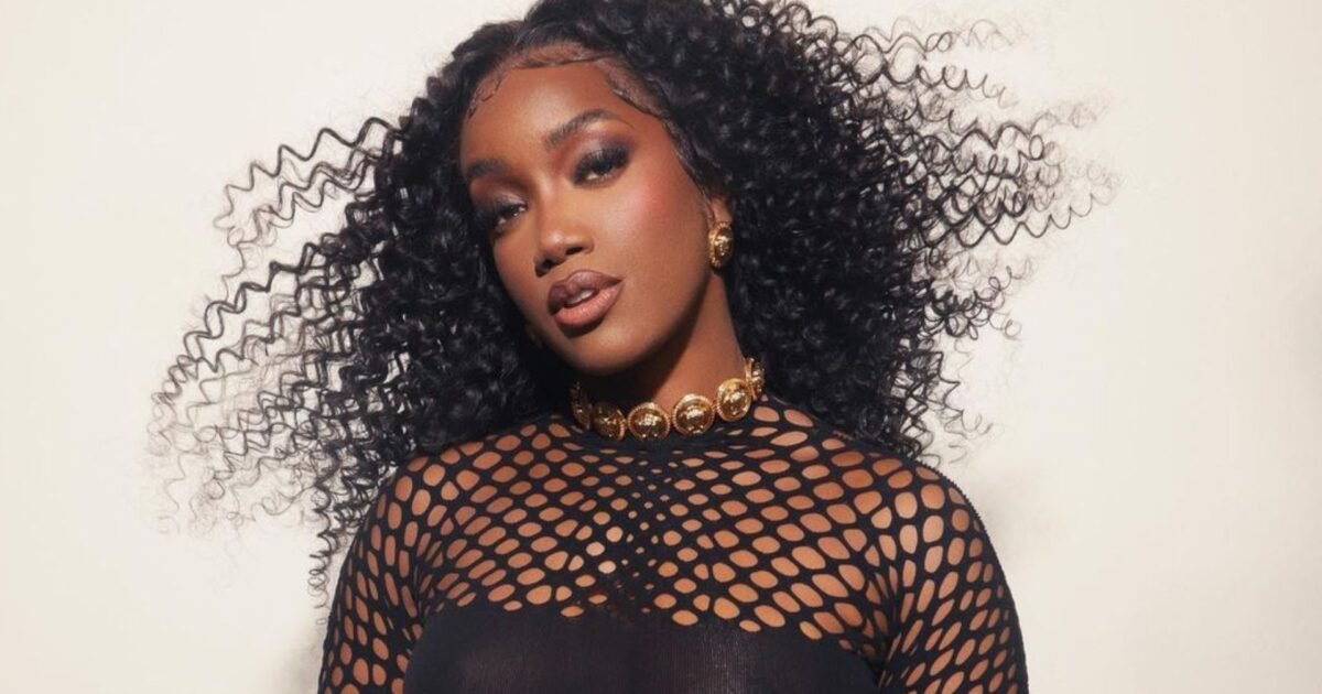 No Instagram, Iza posa com look revelador e abala fãs - ISTOÉ Independente