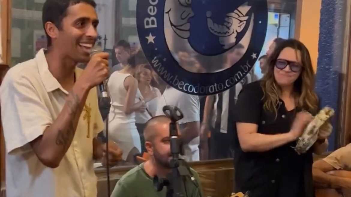 Cantora Ana Carolina se diverte em roda de samba no bar Beco do Rato ...