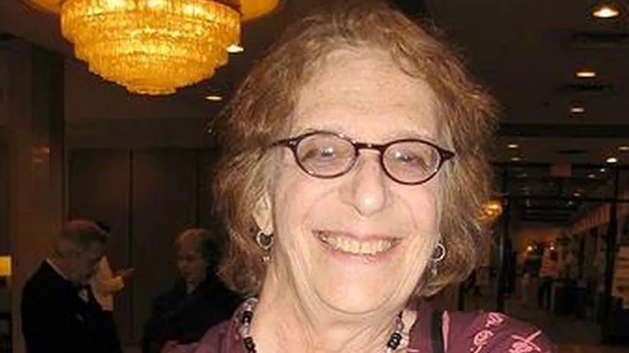 Morre aos 77 anos Rachel Pollack, criadora da primeira super-heroína ...